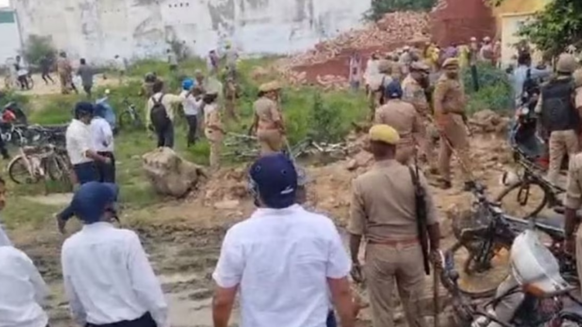 agra encroachment police stone pelting attack shocking video आगरा: अवैध कब्जा हटाने गई पुलिस पर ...