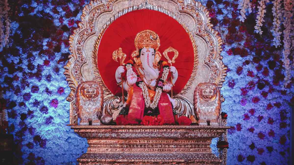 मंदिर से भगवान पर चढ़े फूल मिलें, तो तुरंत ही शरीर के इस अंग में लगाएं ...