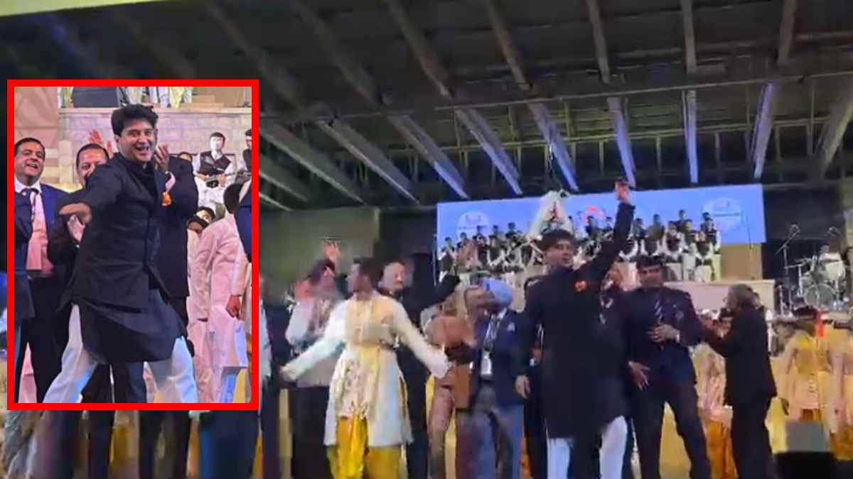 केंद्रीय मंत्री ज्योतिरादित्य सिंधिया ने स्टेज पर किया डांस, कार्यक्रम में PM मोदी भी हुए थे ...