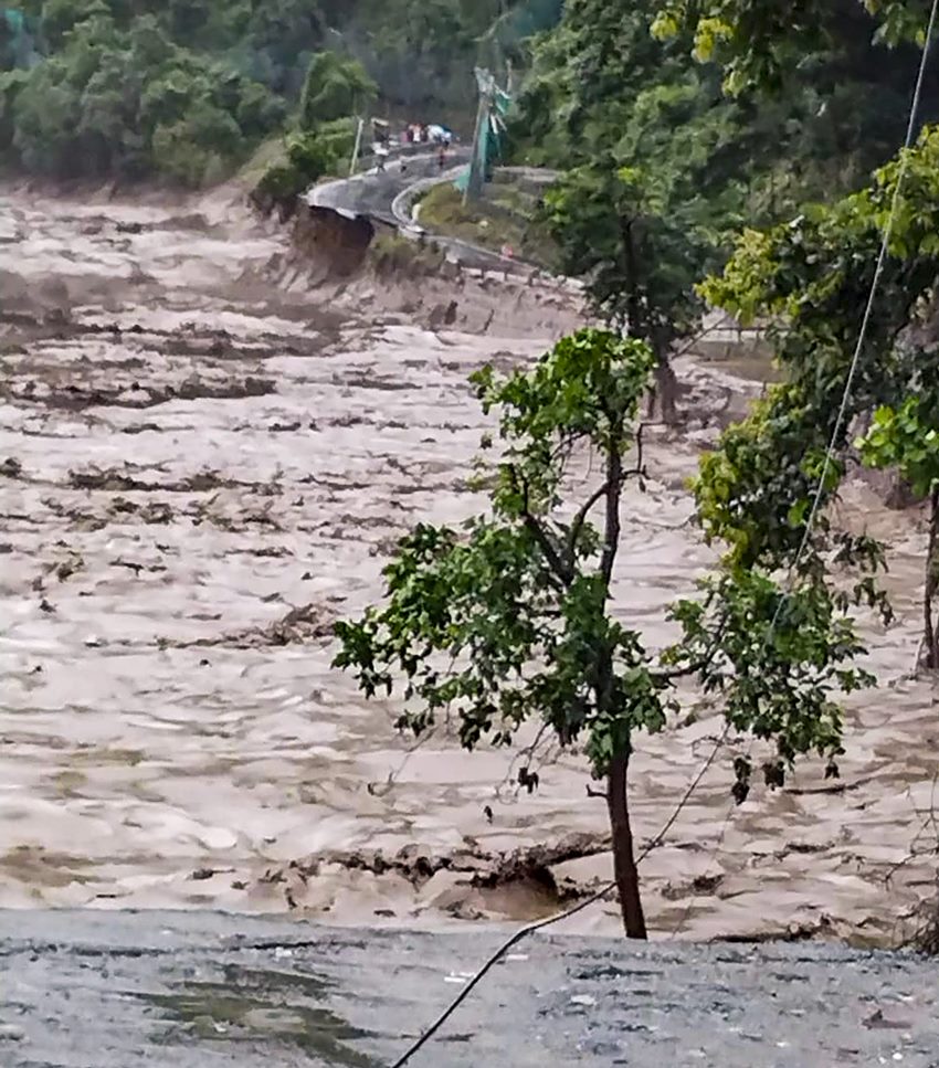 Cloudburst triggers flash floods in Sikkim, 23 Army personnel missing in Lachen Valley - सिक्किम ...