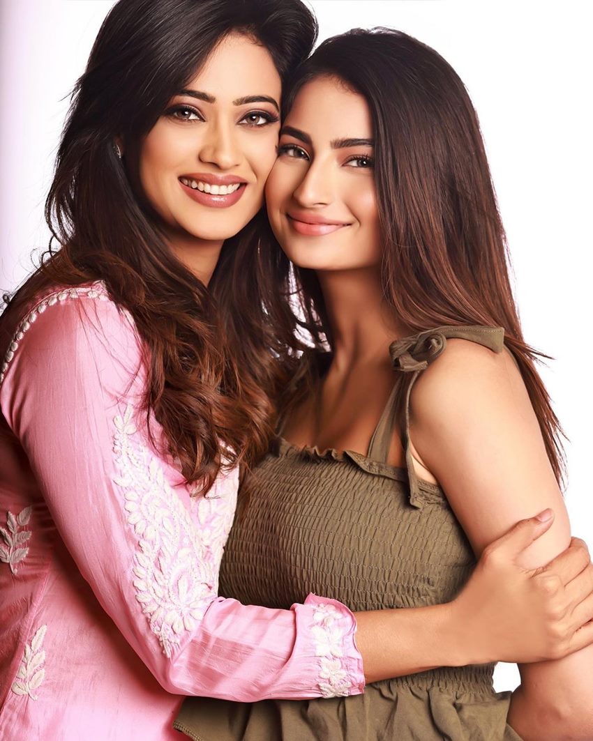 आज भी बहुत खूबसूरत हैं ये एक्ट्रेसेस, फैशन सेंस से देती हैं बेटियों को ...