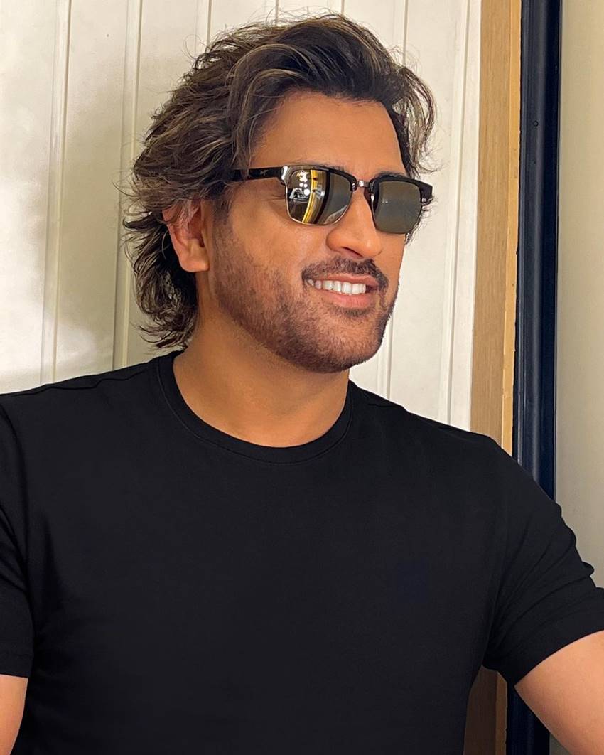 MS Dhoni gets a new hairstyle, pics goes viral, know who gave him this ...