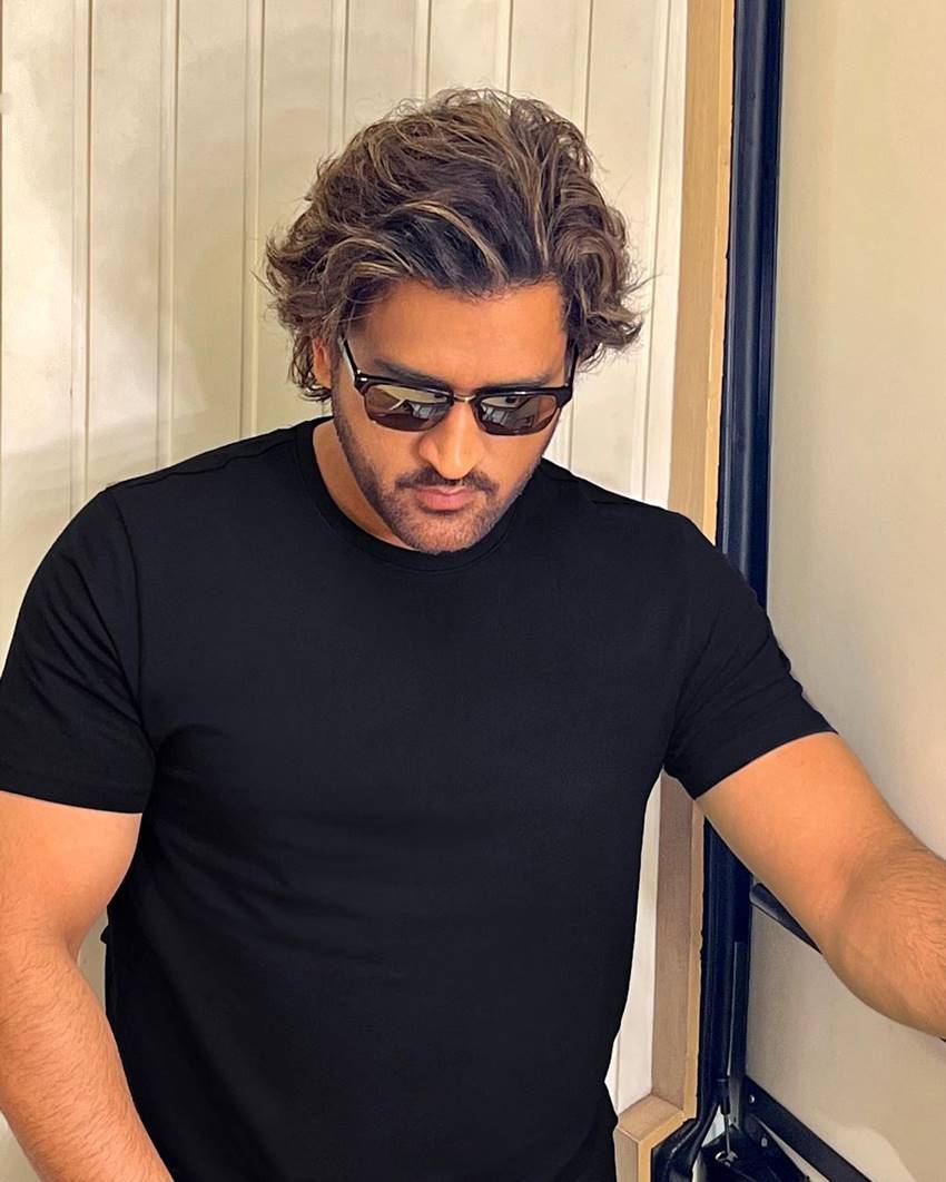 MS Dhoni gets a new hairstyle, pics goes viral, know who gave him this ...