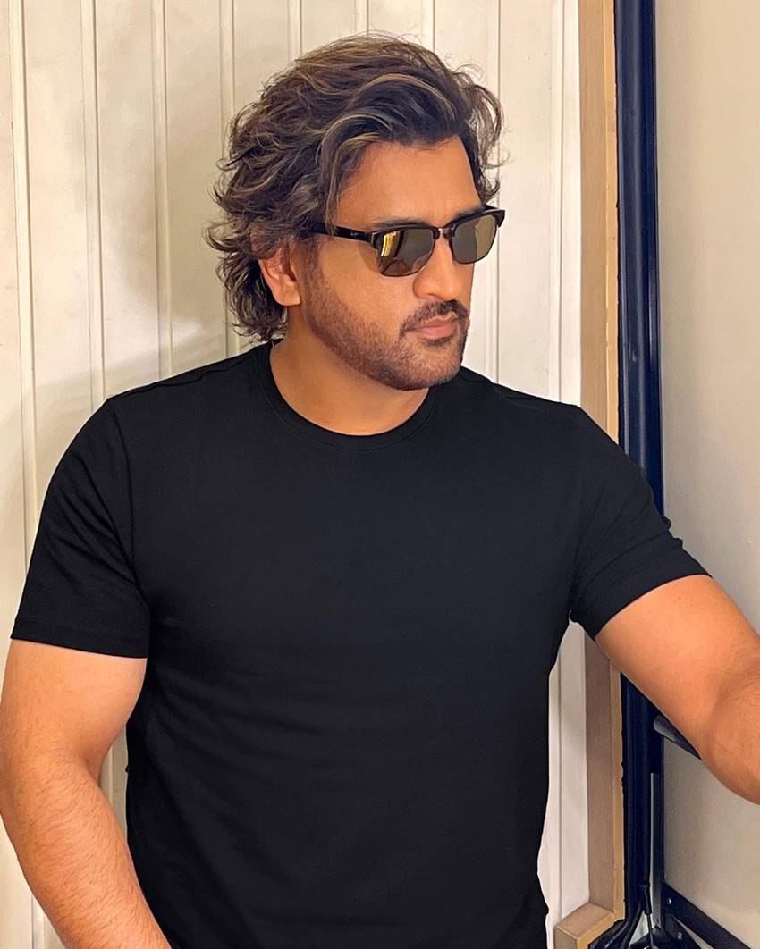 MS Dhoni gets a new hairstyle, pics goes viral, know who gave him this ...