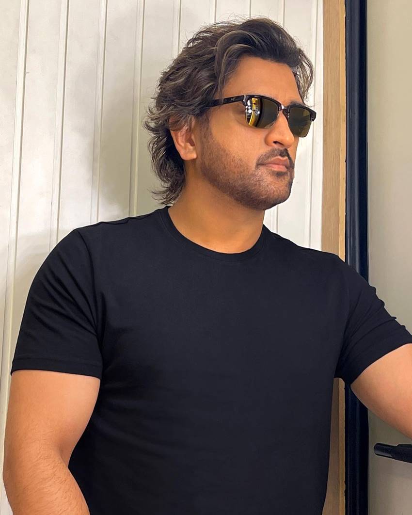 MS Dhoni gets a new hairstyle, pics goes viral, know who gave him this ...