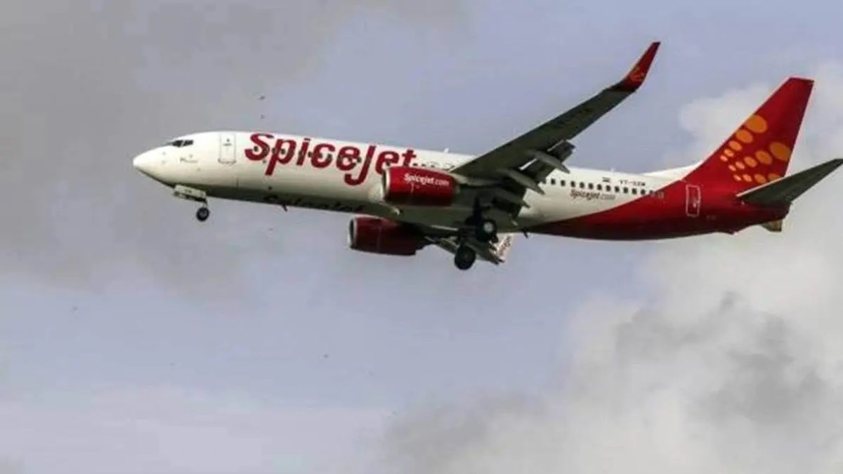 SpiceJet passenger stuck inside Mumbai Bengaluru flight toilet - स्पाइसजेट के टॉयलेट में बंद हुआ ...