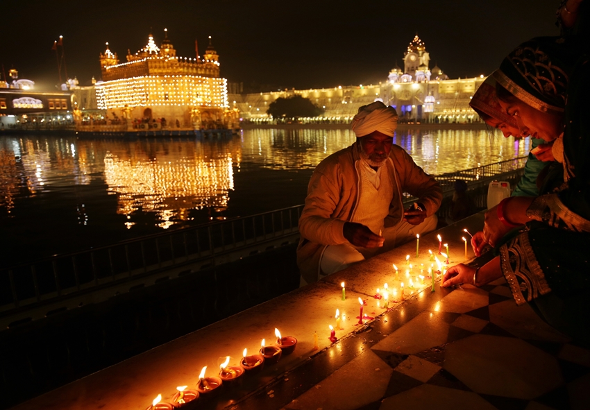 Guru Nanak Jayanti 2023: गुरु नानक देव जी की 554वीं जयंती पर रोशनी से जगमगाया गोल्डन टेंपल, मन ...