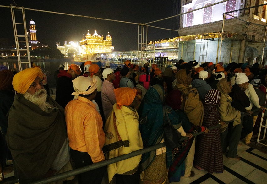 Guru Nanak Jayanti 2023: गुरु नानक देव जी की 554वीं जयंती पर रोशनी से जगमगाया गोल्डन टेंपल, मन ...