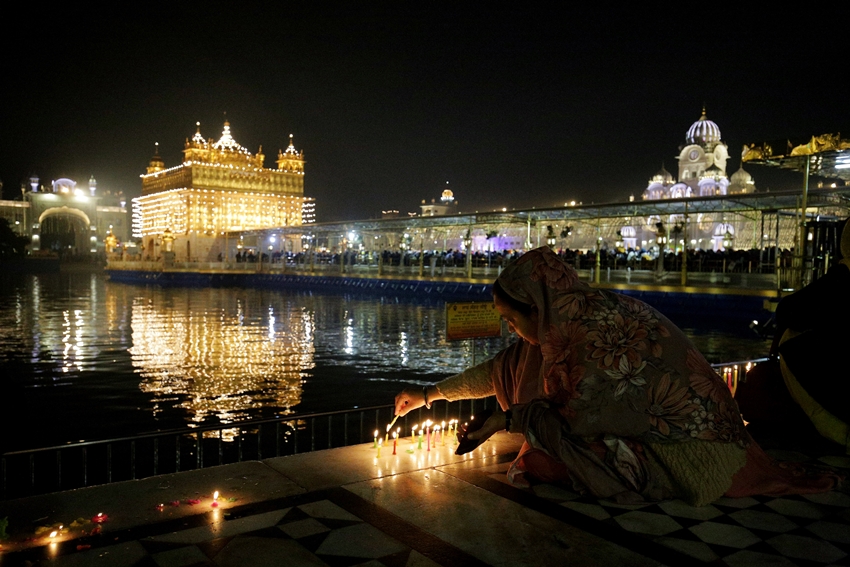 Guru Nanak Jayanti 2023: गुरु नानक देव जी की 554वीं जयंती पर रोशनी से जगमगाया गोल्डन टेंपल, मन ...