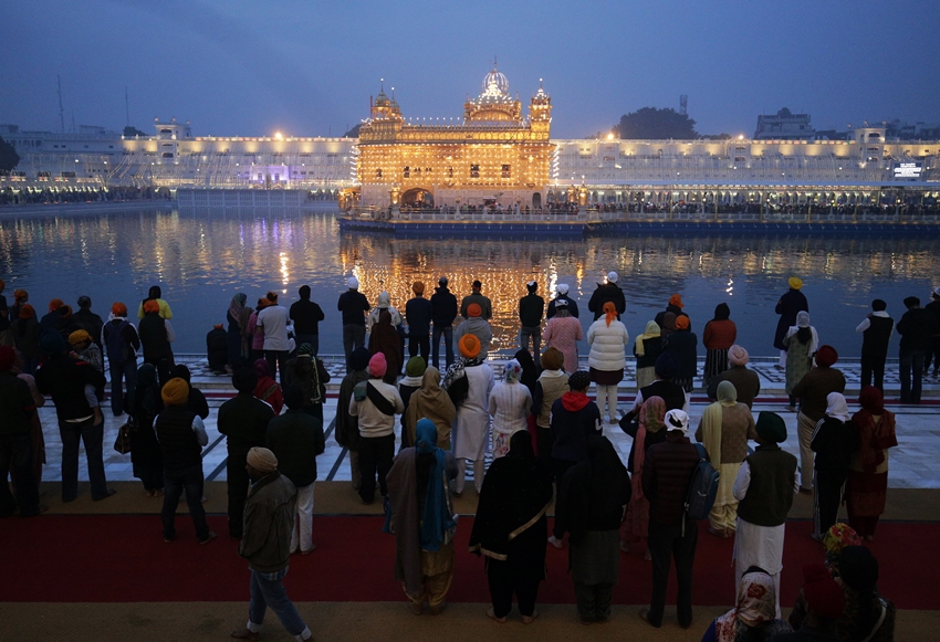 Guru Nanak Jayanti 2023: गुरु नानक देव जी की 554वीं जयंती पर रोशनी से जगमगाया गोल्डन टेंपल, मन ...