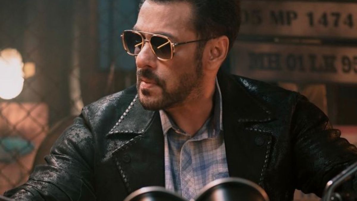 Tiger 3 की स्क्रीनिंग के दौरान फैंस ने सिनेमाघरों में जलाए पटाखे तो 'भाईजान' ने दे डाली नसीहत ...