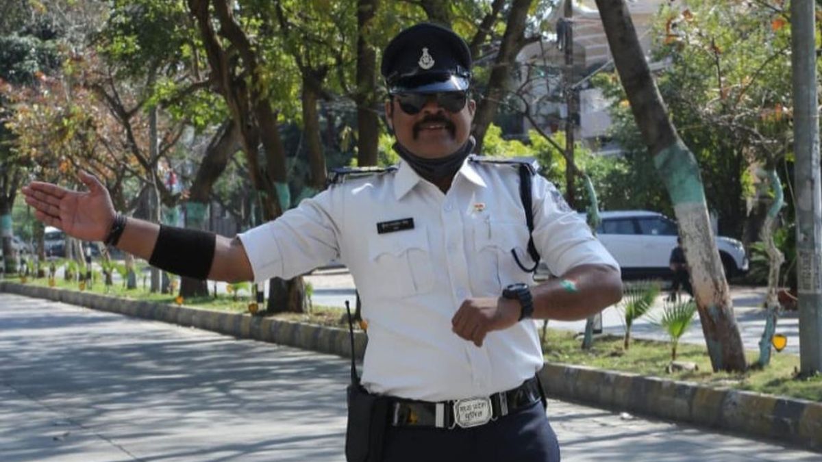 Traffic Police Hand Signals: ट्रैफिक पुलिस अधिकारी हाथों से करते हैं ये ...