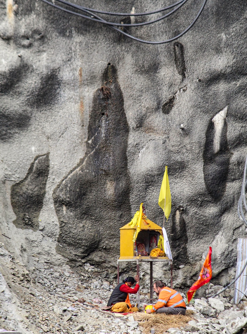 Uttarkashi Tunnel Rescue: मशीन, मनुष्य और महादेव की जुगलबंदी, 17 दिन ...