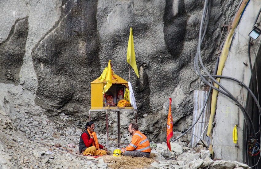 Uttarkashi Tunnel Rescue: मशीन, मनुष्य और महादेव की जुगलबंदी, 17 दिन ...