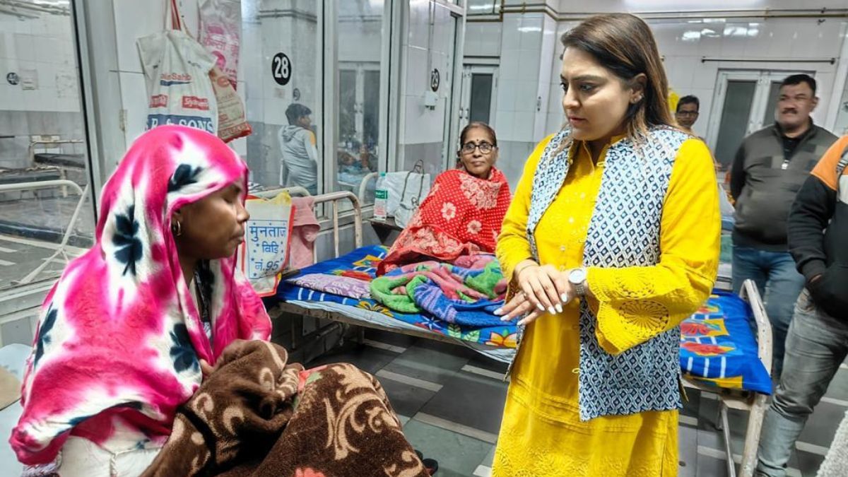 Hindu Rao Hospital: हिंदू राव अस्पताल में गंदगी देख चढ़ा मेयर शैली ...