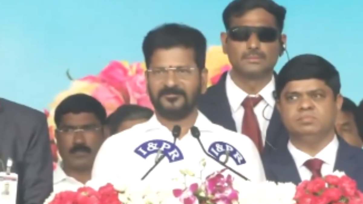 Telangana CM Oath Ceremony: रेवंत रेड्डी ने तेलंगाना सीएम पद की शपथ ली ...