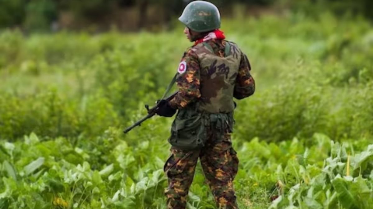 myanmar soldiers flee to mizoram- म्यांमार से भागकर मिजोरम पहुंचे 151 ...