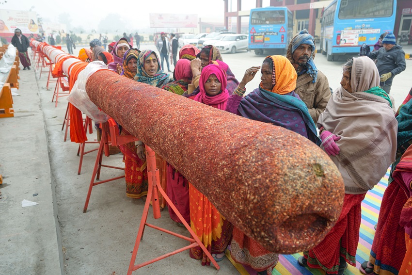 भक्ति की खुशबू से महकेगी अयोध्या, जलाई गई गुजरात से आई 108 फीट लंबी अगरबत्ती | Jansatta