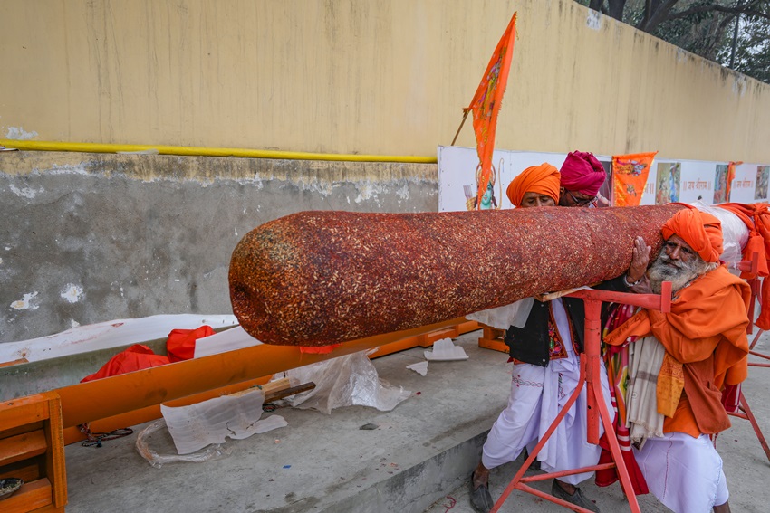 भक्ति की खुशबू से महकेगी अयोध्या, जलाई गई गुजरात से आई 108 फीट लंबी अगरबत्ती | Jansatta