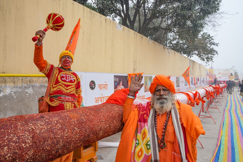 भक्ति की खुशबू से महकेगी अयोध्या, जलाई गई गुजरात से आई 108 फीट लंबी अगरबत्ती | Jansatta