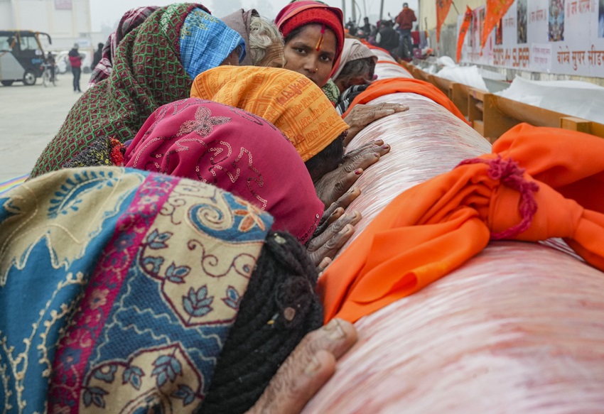 भक्ति की खुशबू से महकेगी अयोध्या, जलाई गई गुजरात से आई 108 फीट लंबी अगरबत्ती | Jansatta