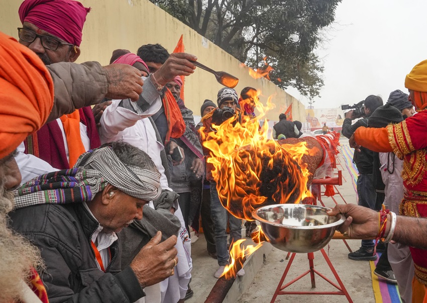 भक्ति की खुशबू से महकेगी अयोध्या, जलाई गई गुजरात से आई 108 फीट लंबी अगरबत्ती | Jansatta