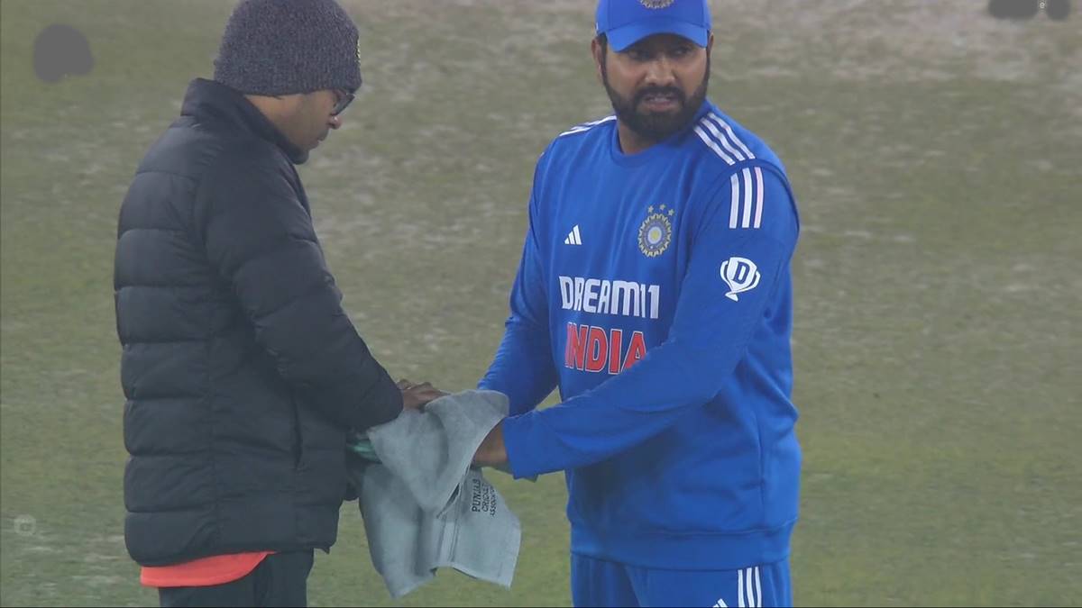 IND vs AFG: रोहित शर्मा मोहाली में ठंड से परेशान आए नजर, बचने के लिए ...