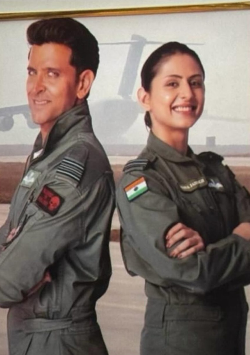 जानिए कौन है फाइटर में ऋतिक रोशन की गर्लफ्रेंड का किरदार निभाने वाली ...