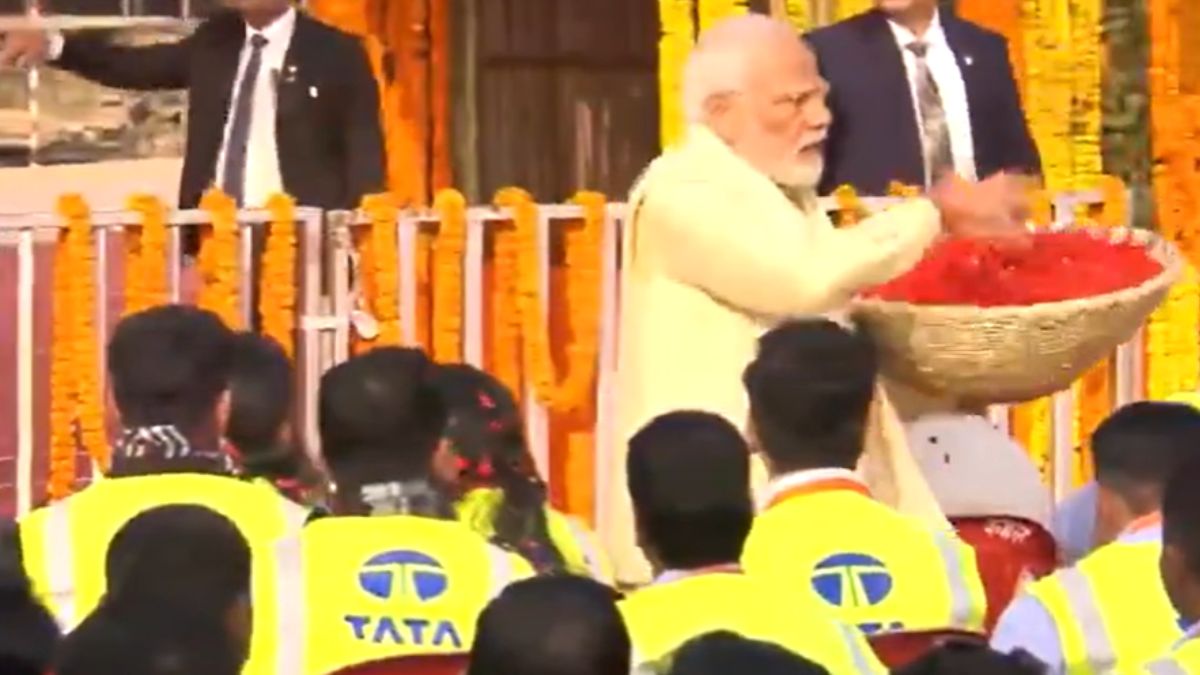 PM Modi showers flower petals on construction workers at Ram mandir- Ayodhya: प्राण प्रतिष्ठा के ...