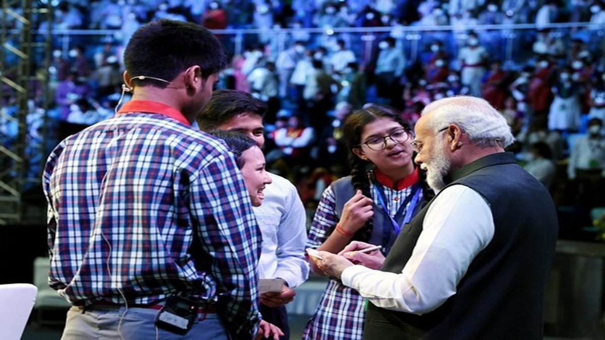 Pariksha Pe Charcha 2024: pm modi Pariksha Pe Charcha with student ...