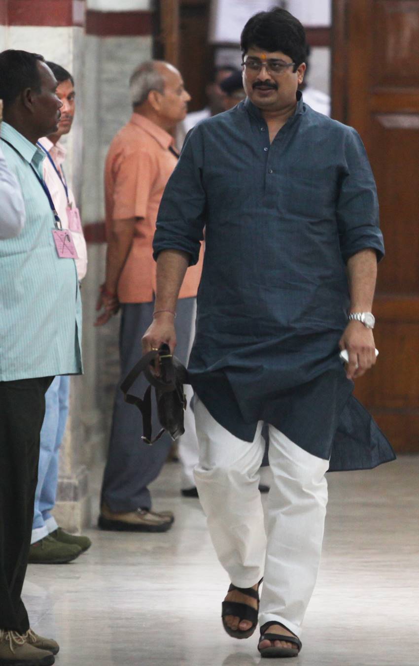 Raja Bhaiya Net Worth: करोड़ों का सोना और घर में हैं 6 बंदूकें, राजा ...