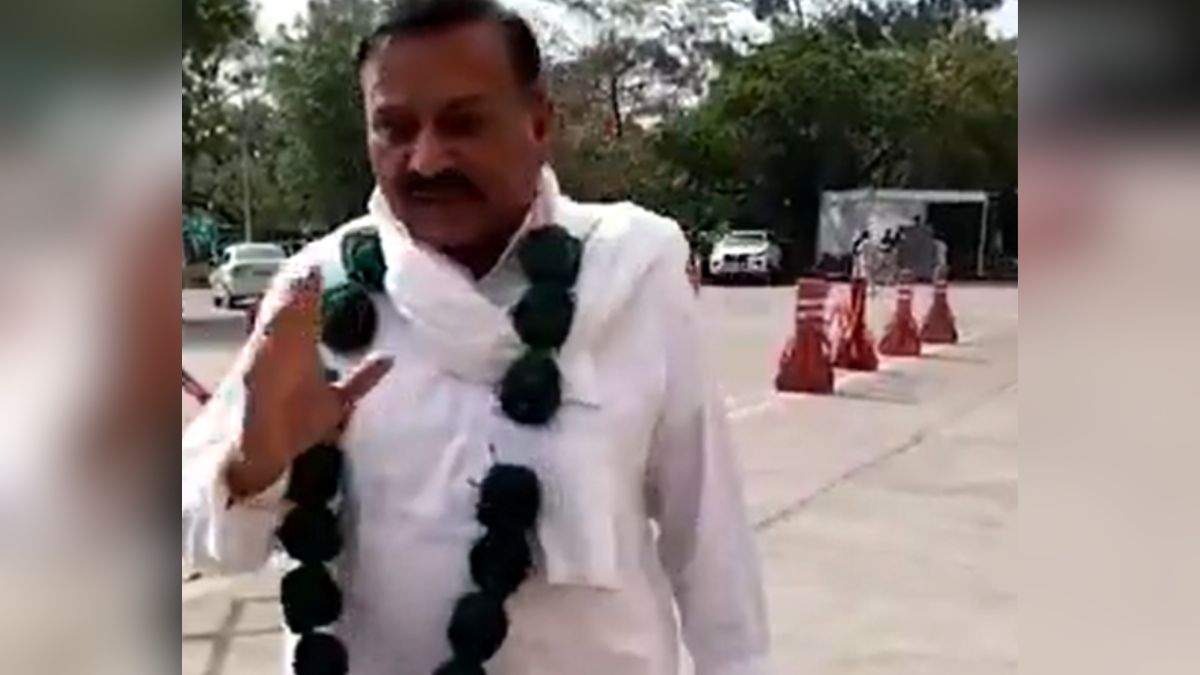 congress mla rk dogne reached assembly wearing garland of bombs to ...