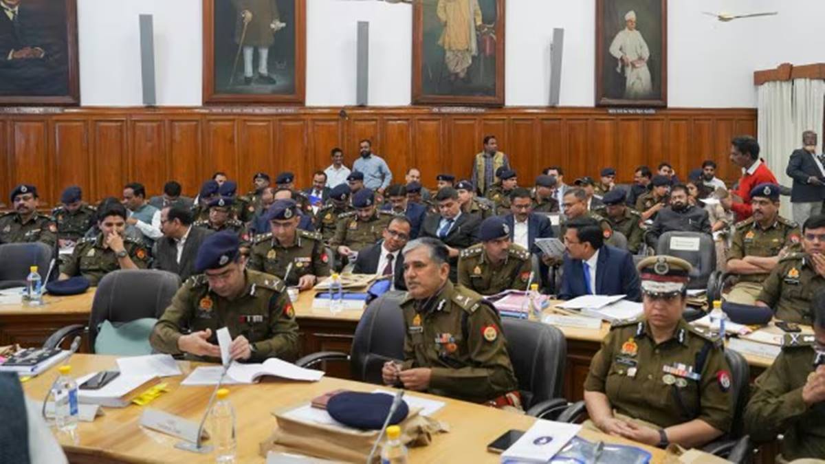 चुनाव आयोग की टीम ने यूपी में अफसरों के साथ किया मंथन, राजनीतिक दलों के ...