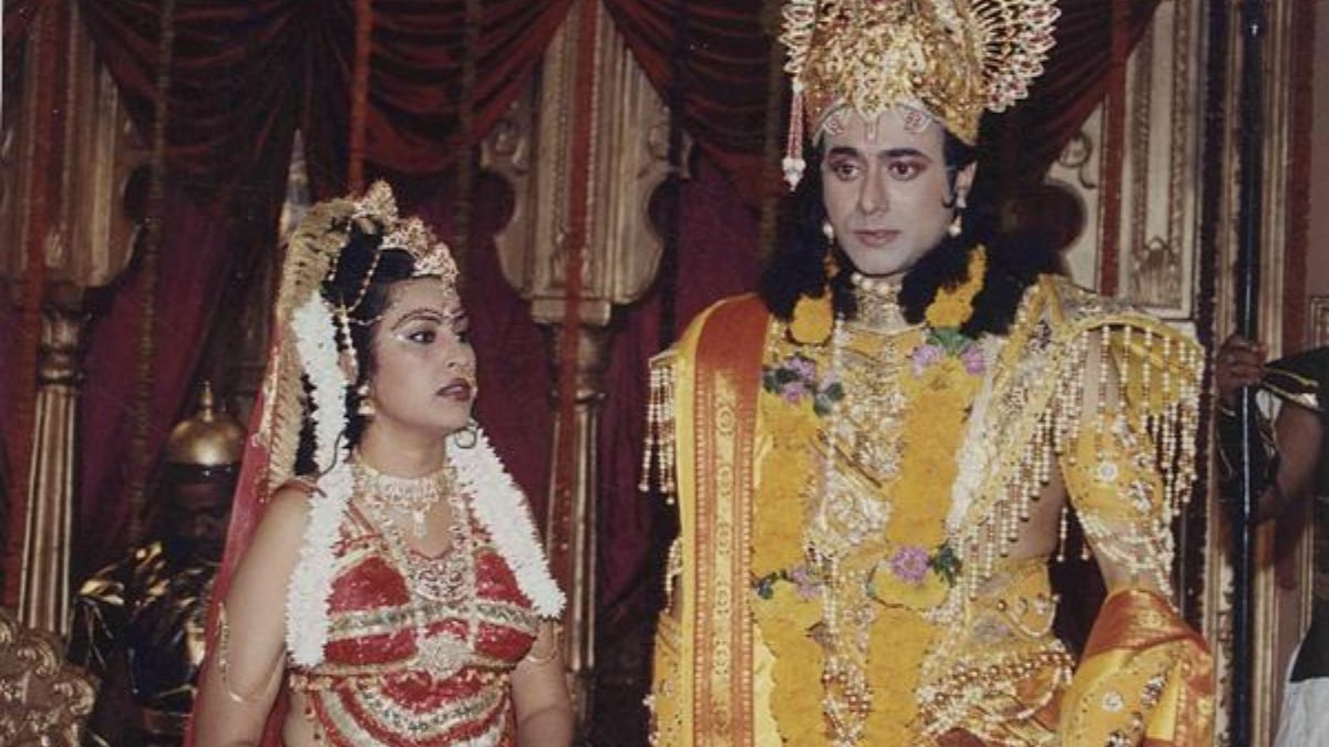 Nitish Bharadwaj And Smita Gate