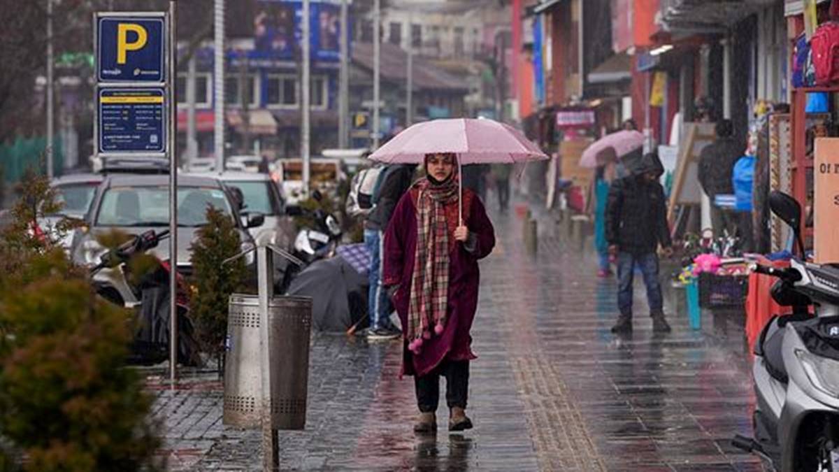 Weather Update: बारिश और तेज हवाओं से तापमान में गिरावट, जानें अगले कुछ ...