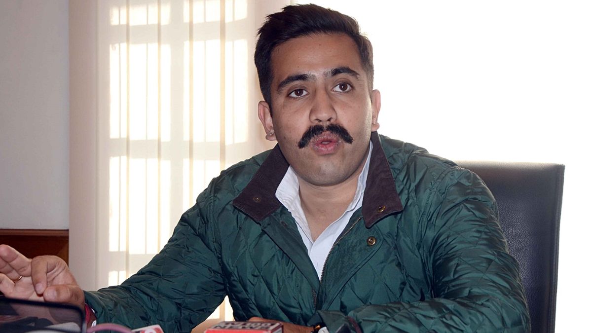 हिमाचल में फिर खेल, विक्रमादित्य ने अपनी फेसबुक प्रोफाइल से 'कांग्रेस' और 'मंत्री' हटाया | Jansatta