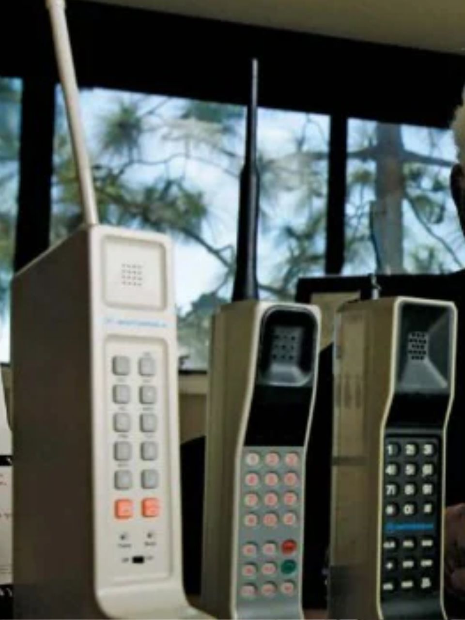 first mobile phone of world know its name date of launch