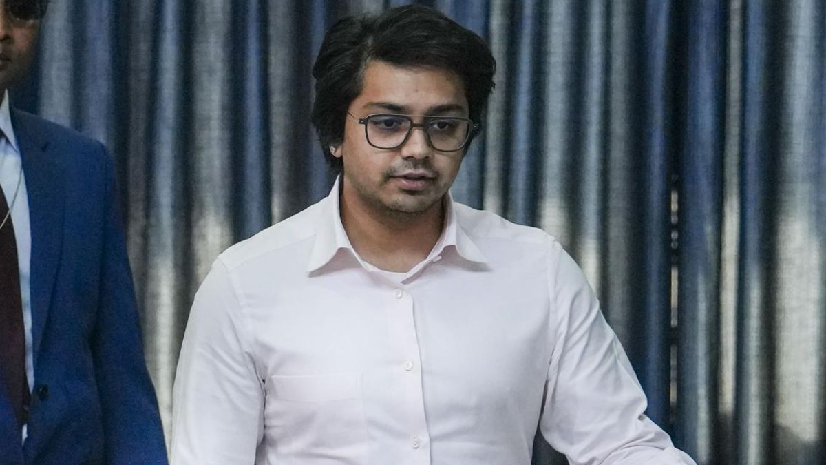 आकाश आनंद: जिस भतीजे को आगे करने की होड़ थी, उसकी कुर्बानी क्यों दे गईं ...