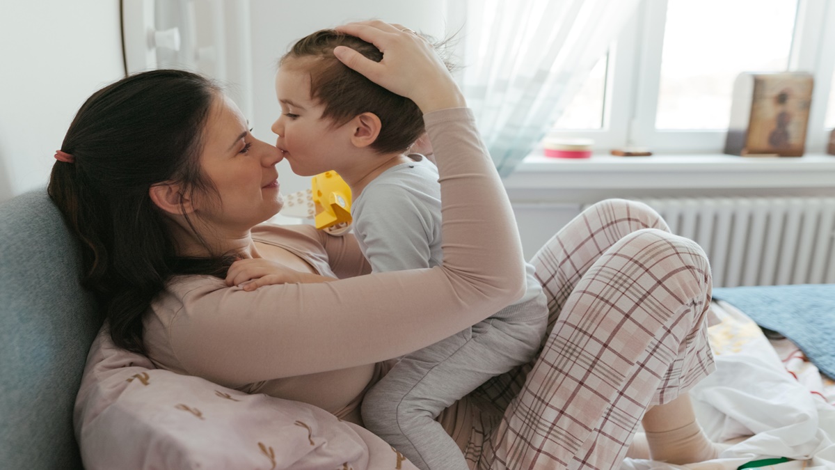 दुनिया मेरे आगे: बच्चे की परवरिश में मां के स्पर्श का अहम रोल-Dunia ...