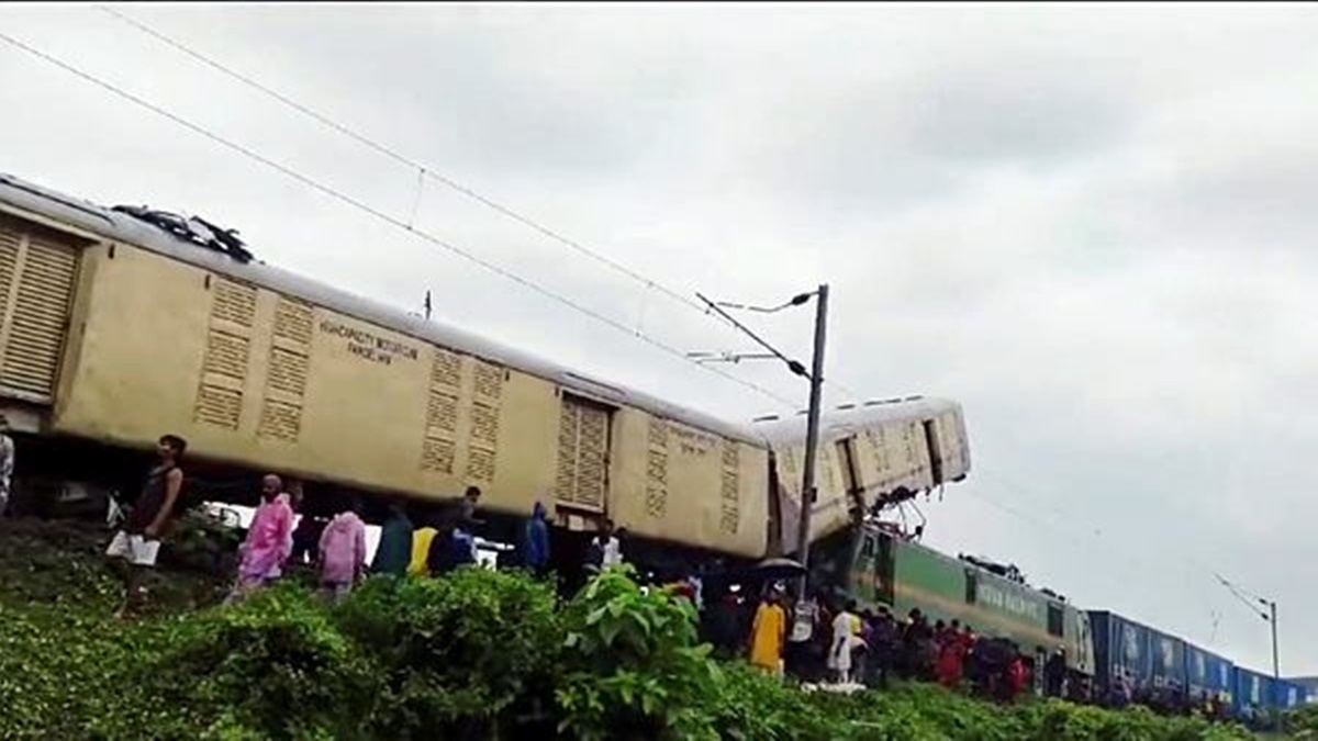 West Bengal Train Accident: एक साल पहले कोरोमंडल एक्सप्रेस हुई थी ट्रेन ...