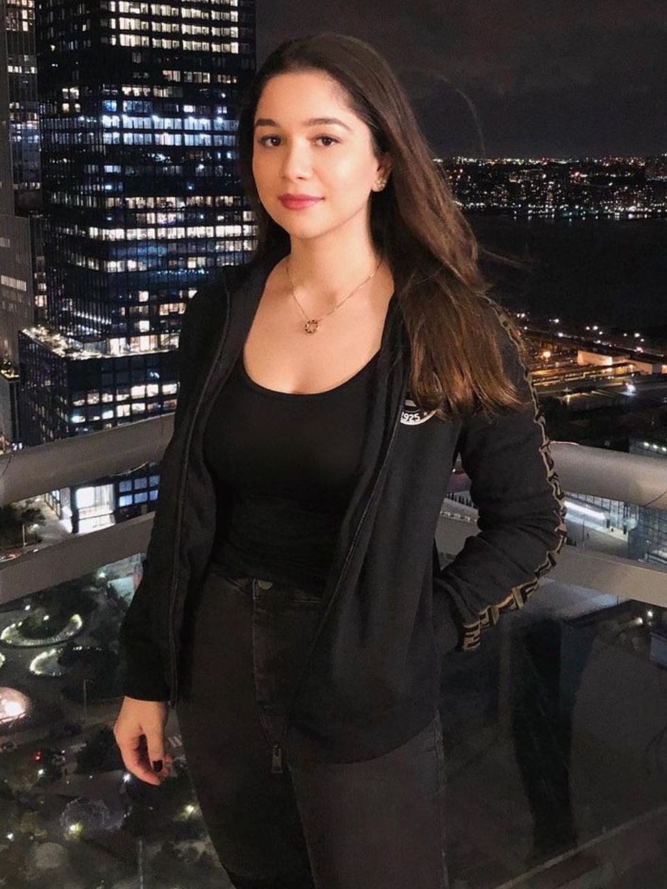 कॉलेज गोइंग गर्ल्स के लिए एकदम परफेक्ट है सारा तेंदुलकर के ये आउटफिट ...