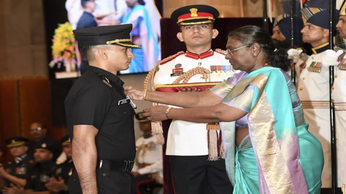 राष्ट्रपति मुर्मू ने बहादुर जवानों को गैलेंट्री अवॉर्ड्स से नवाजा ...