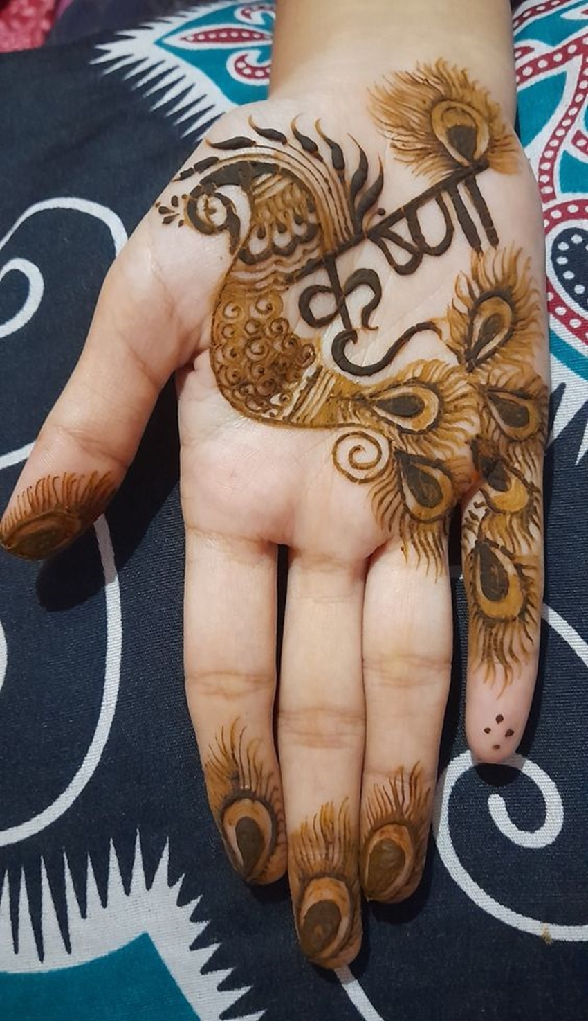 Krishna Janmashtami Mehndi Designs 2024: मोर पंख-बांसुरी और माखन की ...
