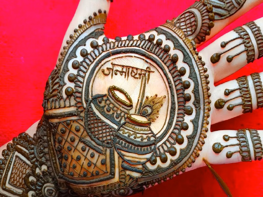 Krishna Janmashtami Mehndi Designs 2024: मोर पंख-बांसुरी और माखन की ...