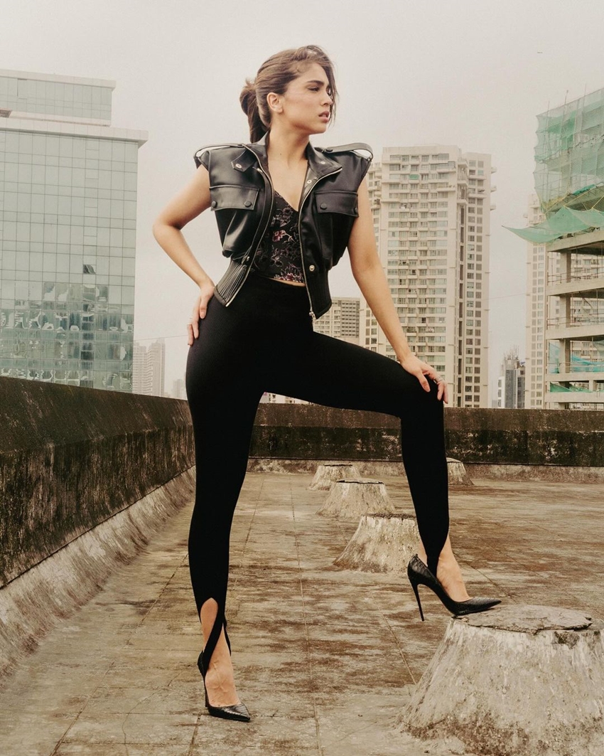 Vedaa actress Sharvari Wagh belongs to political family, know her Net ...