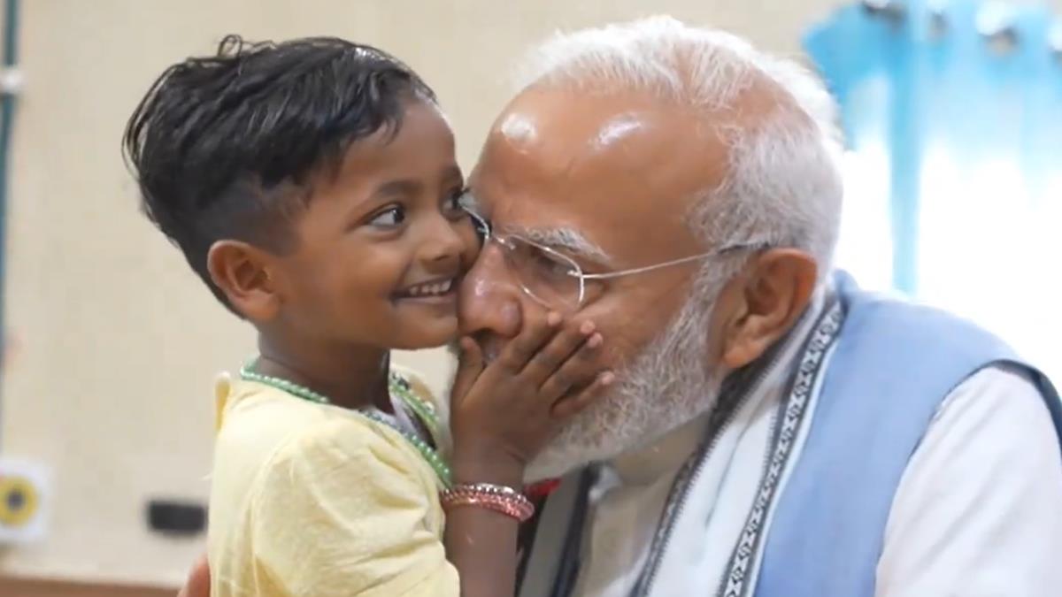 PM Narendra modi visit wayanad meet a cute girl she play with beard ...