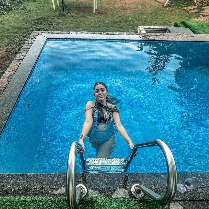 shafaq naaz Poses in Blue Bikini Fans give Shocking Reaction Says No words to explain your ...