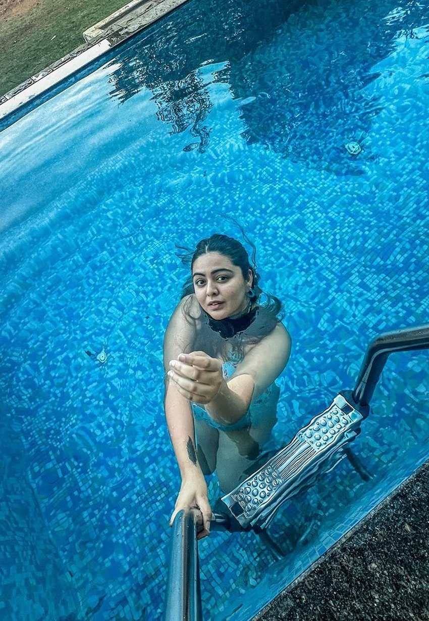 shafaq naaz Poses in Blue Bikini Fans give Shocking Reaction Says No words to explain your ...