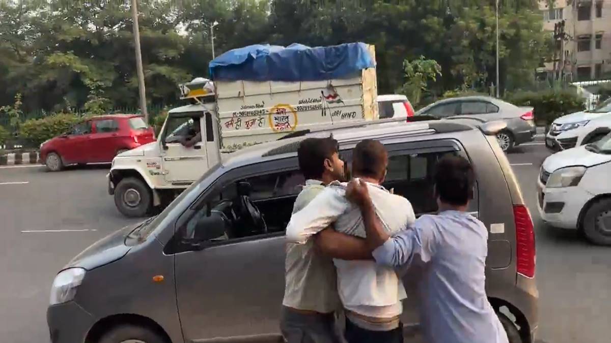 DTC Bus Driver pitai video viral Delhi safdarjung hospital 611 bus ...