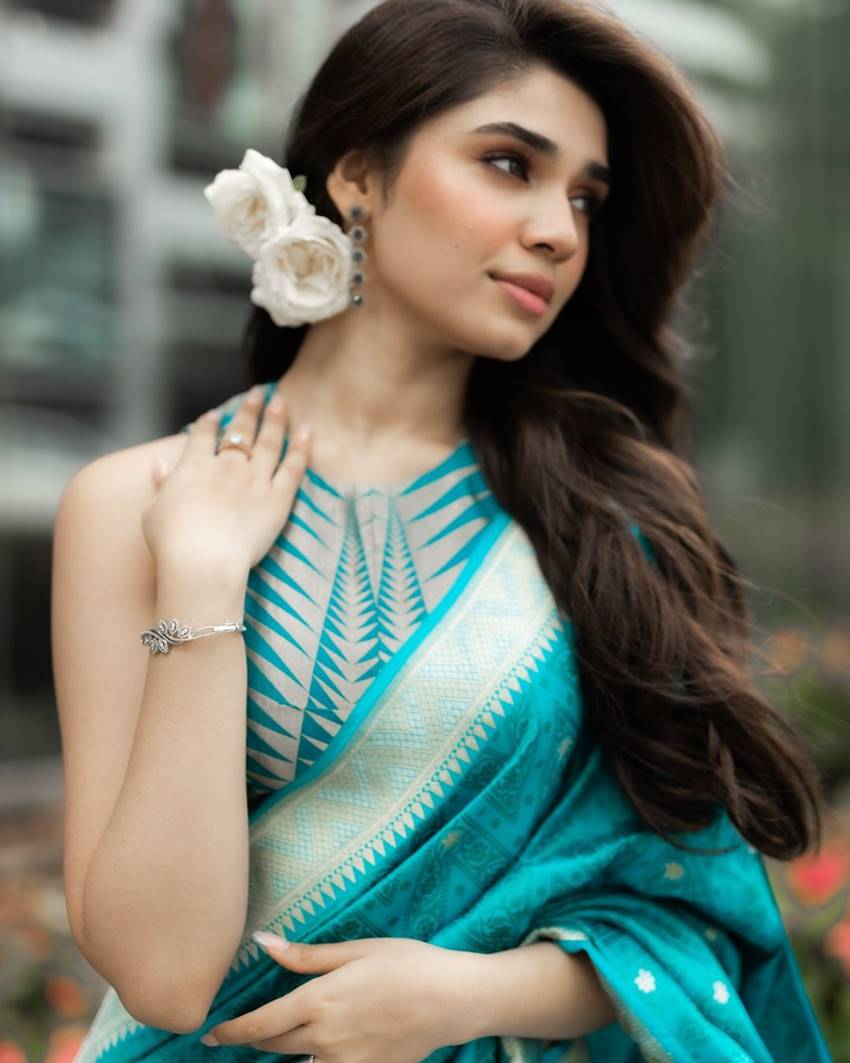 South actress Kriti Shetty looks stunning in saree | Jansatta